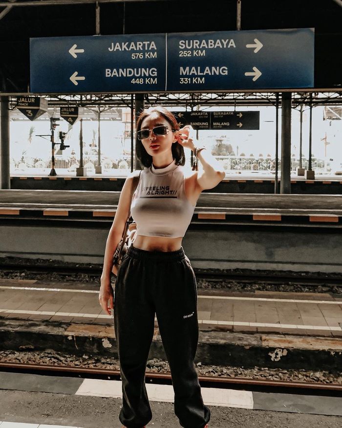 Padahal Cuma Naik Kereta, Wika Salim Nekat Pamer Perut Mulus Pakai Crop ... Padahal Cuma Naik Kereta, Wika Salim Nekat Pamer Perut Mulus Pakai Crop ...