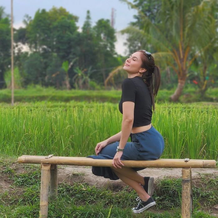 Janda Imut Kembang Desa Wulan Guritno Dikomentari Saat Nongkrong Di Sawah Pakai Crop Top Seksi