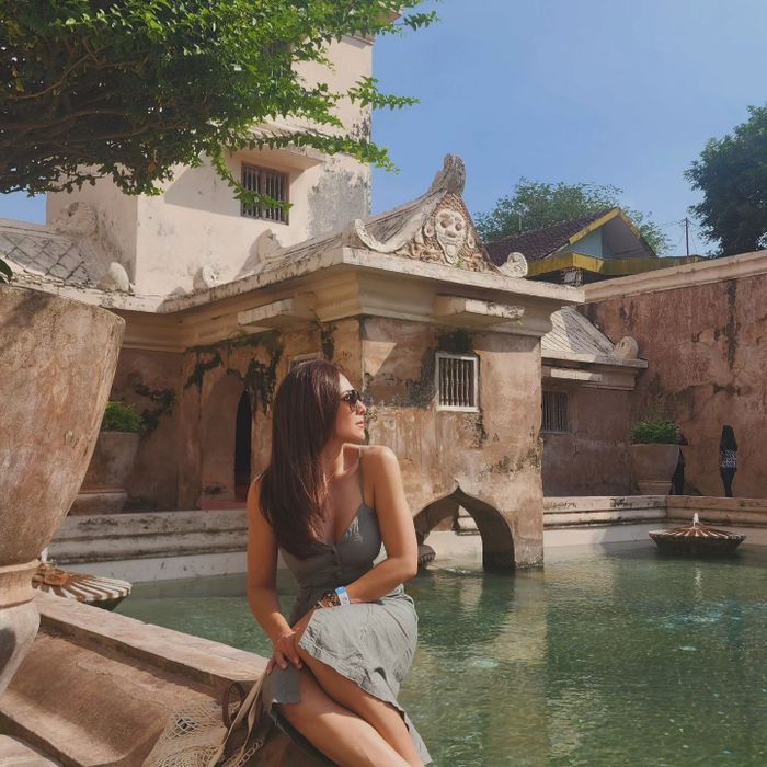 Janda Pirang! Pakai Dress Belahan Dada Rendah Saat Liburan, Wulan Guritno Bikin Heboh - Stylo