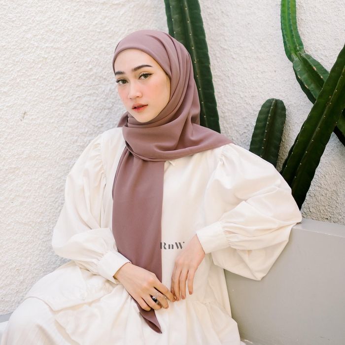 Rekomendasi Hijab Segi Empat Inner ala Inara Rusli yang Murah Meriah ...