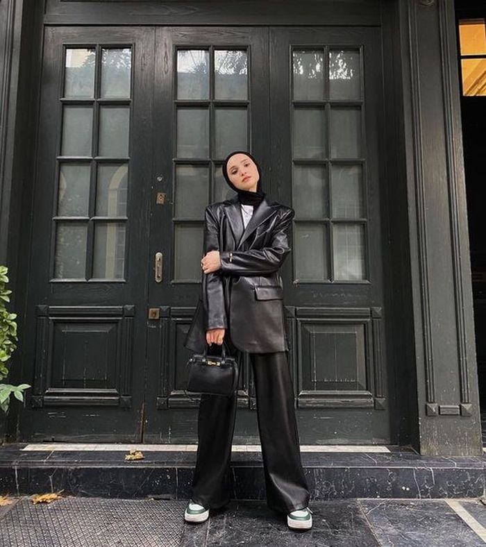 Ide Outfit Hijab Cewek Mamba dengan Warna Serba Hitam yang Stunning - Stylo