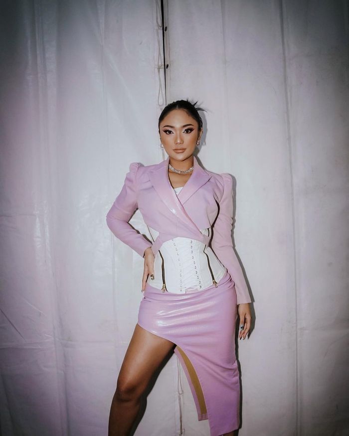 Pamer Body Semok Pakai Bustier, Paha Mulus Eksotis Marion Jola Terekspos Saat Manggung - Stylo