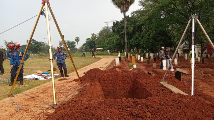 Ukurannya Agak Berbeda, Begini Penampakan Liang Lahad Fajri Pria Bobot ...