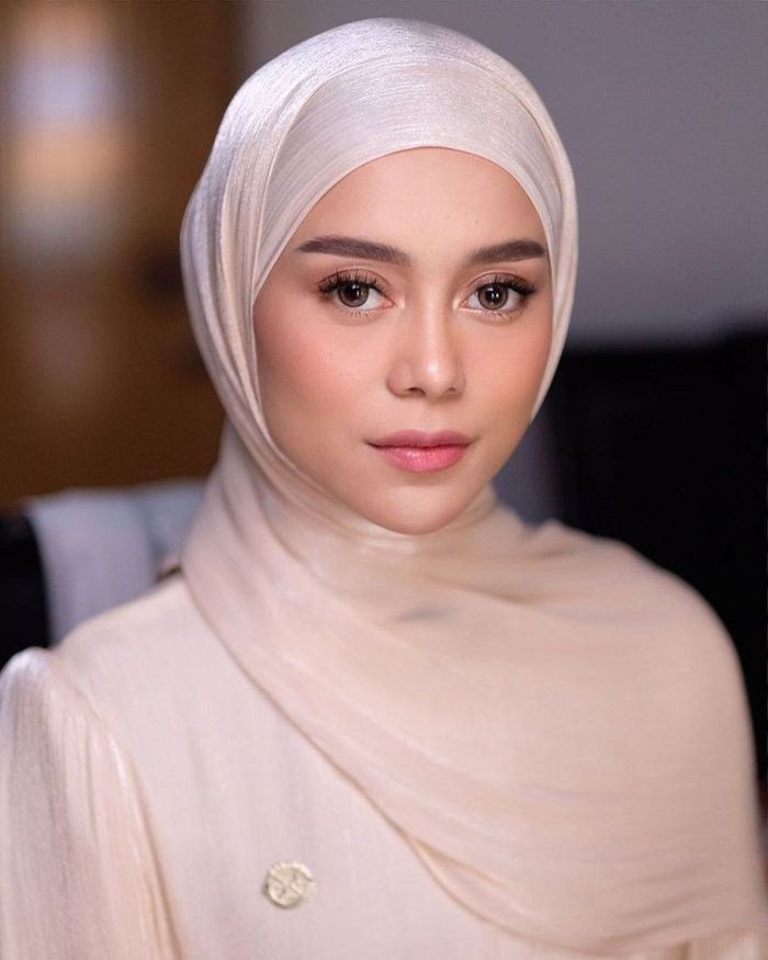Sempat Dituduh Mau Buka Jilbab, Gaya Hijab Lesty Kejora Kembali Tuai ...