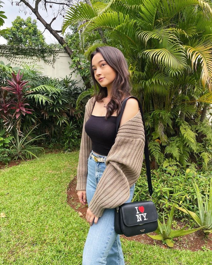 5 Outfit Jeans Megan Domani ala Cewek Jaksel Stylish Kekinian - CewekBanget