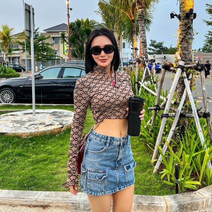 Janda Pamer Udel Mungil, Wika Salim Dikomentari Saat Pakai Crop Top Seksi - Stylo
