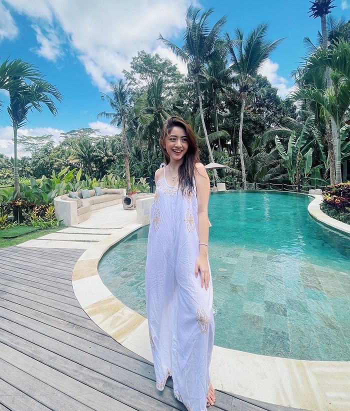 Dress hingga Jumpsuit, Ini Inspirasi 7 Outfit Pantai Natalie Zenn ...