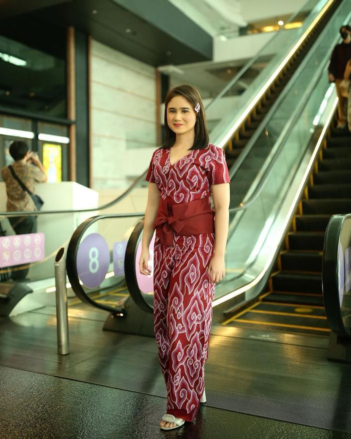 5 Ide Outfit Merah Putih Buat 17an di Kantor. Modis dan Enggak Lebay ...