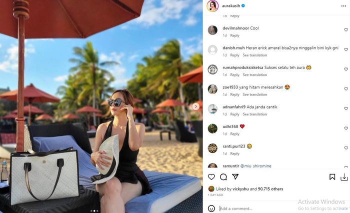 Janda Cantik Santai di Bawah Payung, Gaya Seksi Aura Kasih Pamer Paha ...