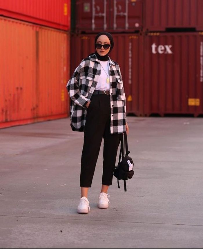 Inspirasi Outfit Kemeja Kotak Wanita Hijab untuk Pergi ke Kampus - Stylo