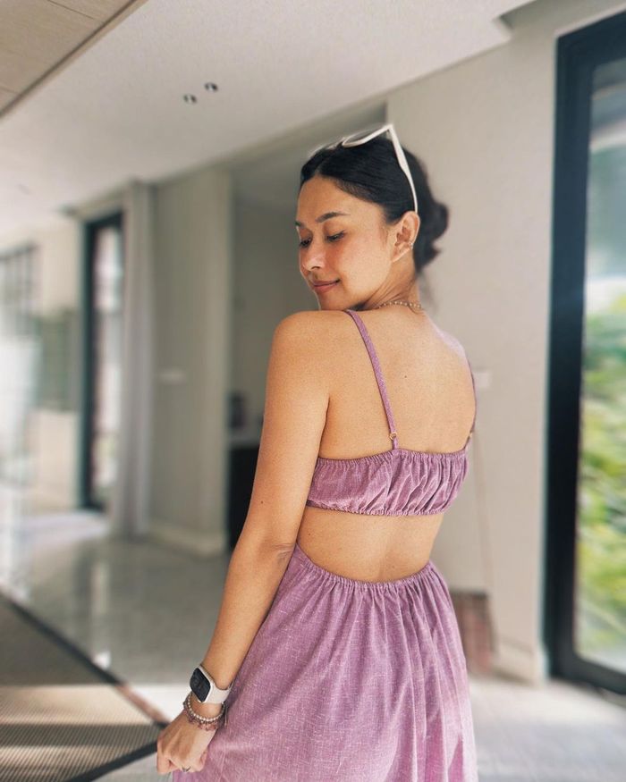 Pamer Punggung Mulus Pakai Atasan Bra Tali Tipis, Gaya Nana Mirdad Curi Perhatian - Stylo