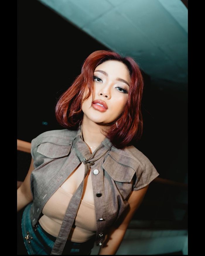 Intip Gaya Modis Marion Jola Saat Manggung Kenakan Tank Top Warna Kulit dan Rok Belahan Tinggi!