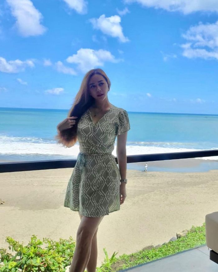 Janda Meresahkan! Aura Kasih Disorot Saat Pakai Mini Dress di Bali - Stylo