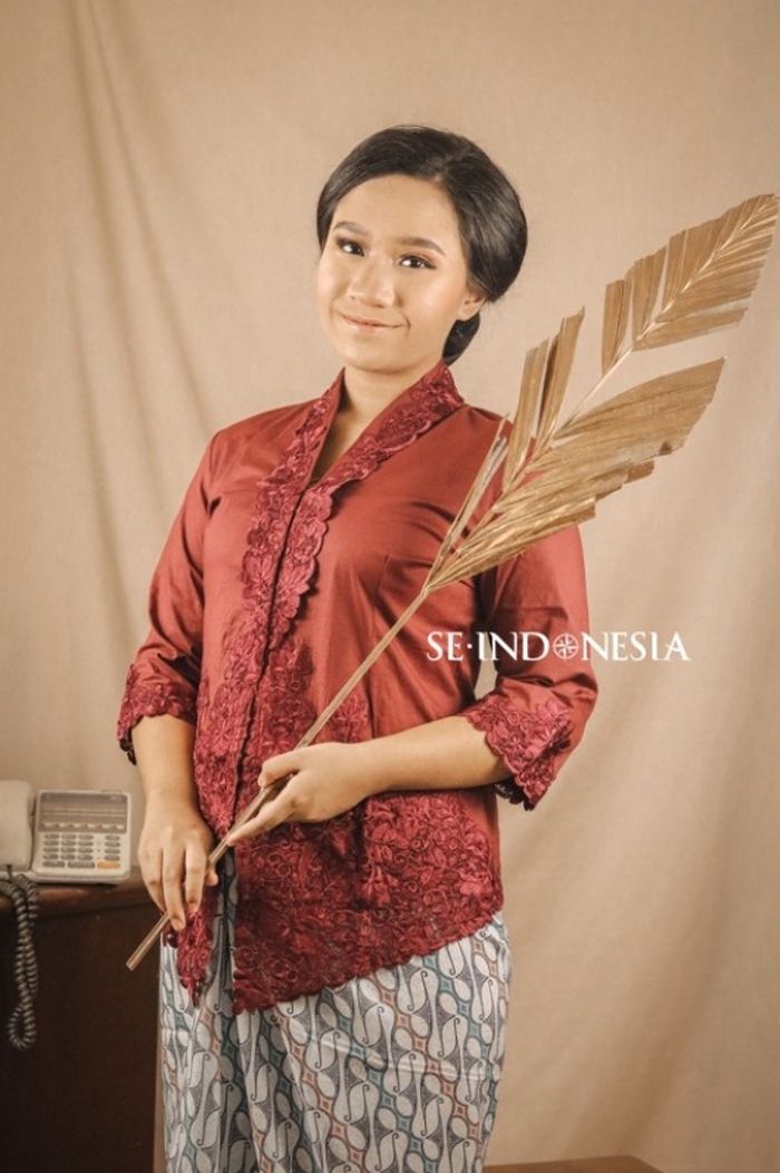 Tren Kebaya 2023, Inspirasi Encim Kebaya untuk Lamaran dan Wisuda - Stylo Tren Kebaya 2023, Inspirasi Encim Kebaya untuk Lamaran dan Wisuda - Stylo