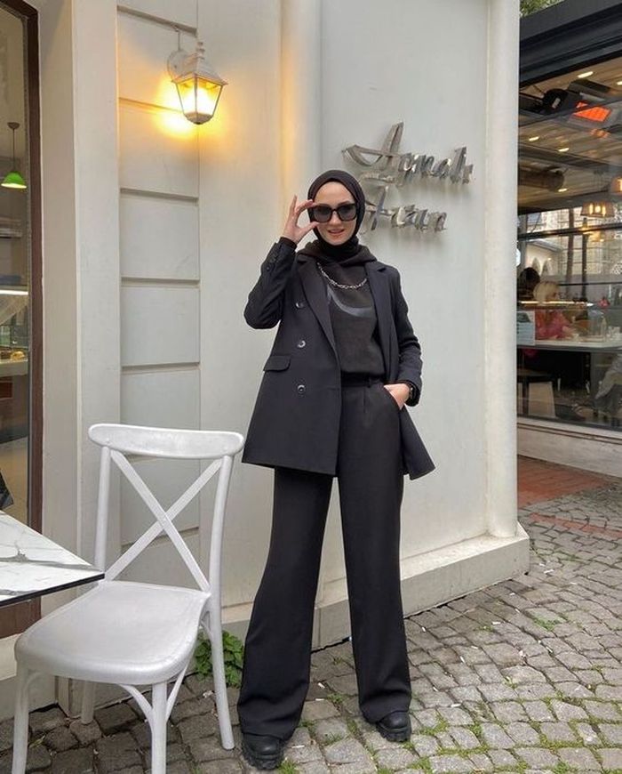 8 Fashion Item Warna Hitam yang Bisa Bikin Gaya Kamu Makin Stylish ...