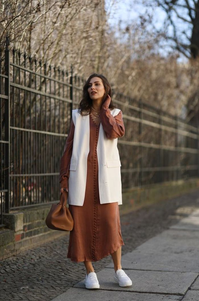 OOTD Rompi ala Street Style yang Cocok Dipakai untuk Outfit ke Kantor ...