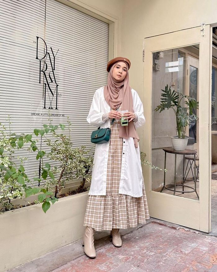 Ide OOTD Hijab ala Korean Style Pakai Topi Baret, Contek Yuk! - Semua Halaman - Stylo