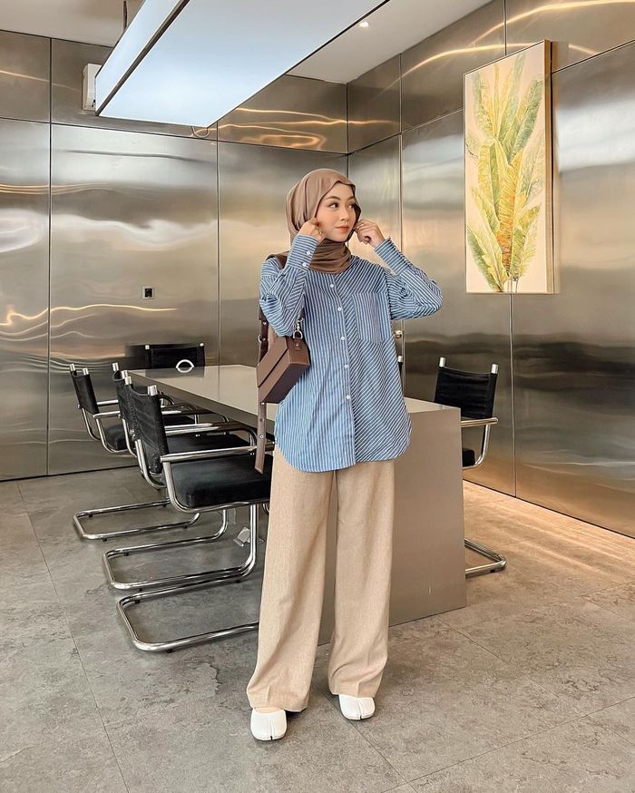 Ide Mix and Match Kemeja Strip untuk OOTD Hijab Kece ala Meirani - Semua Halaman - Stylo