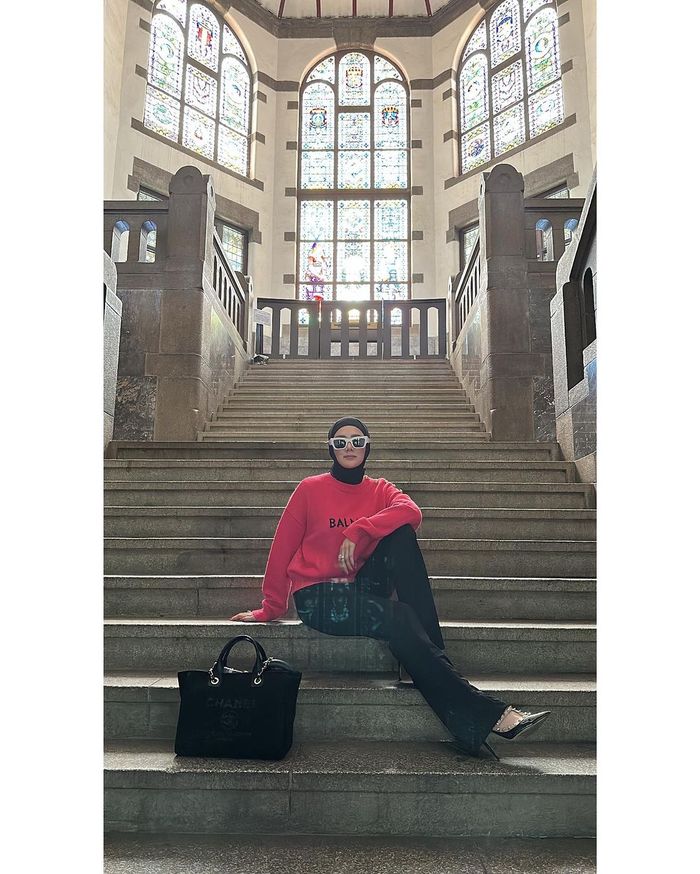 Tampil Nyentrik Saat Liburan, Mulan Jameela Kepergok Pamer Sepatu ...