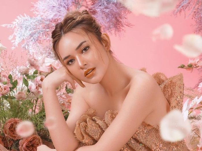 BERITA TERPOPULER: Amanda Manopo Pamer Paha Mulus Hingga Potret Seksi Aura Kasih Pakai Dress ...