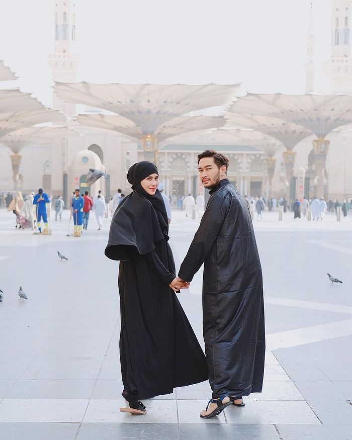 Berangkat Umrah Pasca Isu Perselingkuhan, Syahnaz Sadiqah Tampil ...