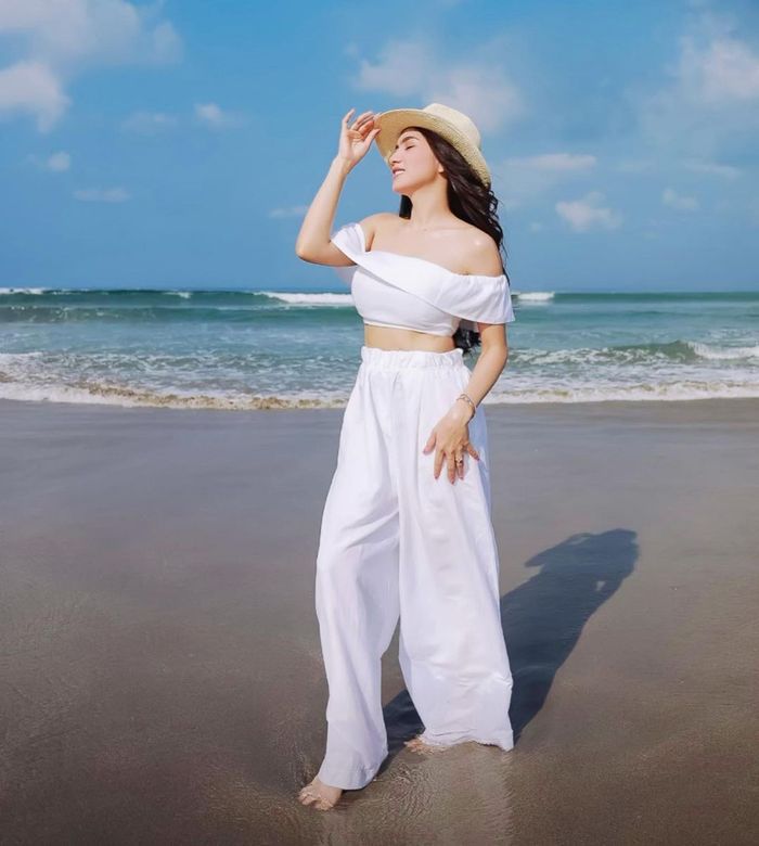 Bening Bak Boneka Porselen Gaya Angel Karamoy Pamer Dada Mulus Pakai Crop Top Di Pantai Curi