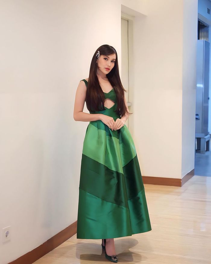 Netizen Digebrak Janda Depok! Gaya Ayu Ting Ting Pakai Dress Bolong di ...