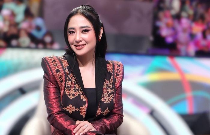 Cantiknya Kakak Dewi Perssik Hobi Kenakan Perhiasan Emas Di Sekujur 1495