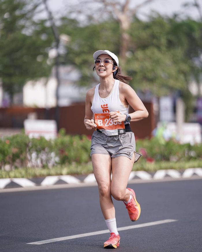Janda Gading Marten Ikut Lari Maraton, Gaya Seksi Gisella Anastasia ...