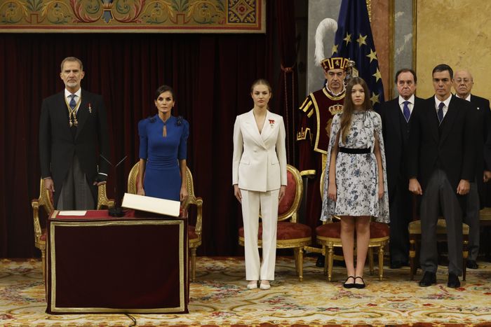 Tradisi Ucap Sumpah Putri Leonor, Intip Outfit Elegan Keluarga Kerajaan ...