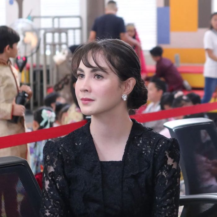 Ibu Pejabat Tumben Pakai Poni, Gaya Anggun Arumi Bachsin Berkebaya ...