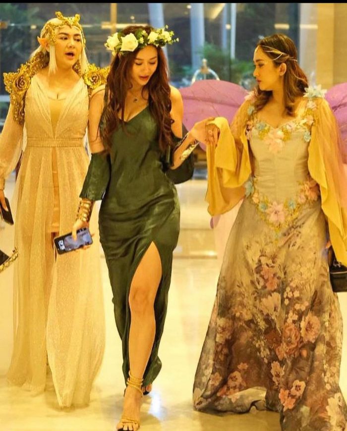 Foto Seksinya Aura Kasih Kenakan Dress Belahan Tinggi yang Curi Perhatian - Stylo