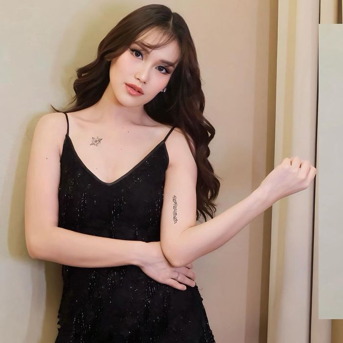 Gaya Ayu Ting Ting Makin Seksi dan Berani, Intip Penampilan Sang Biduan dengan Dress Mini Hitam