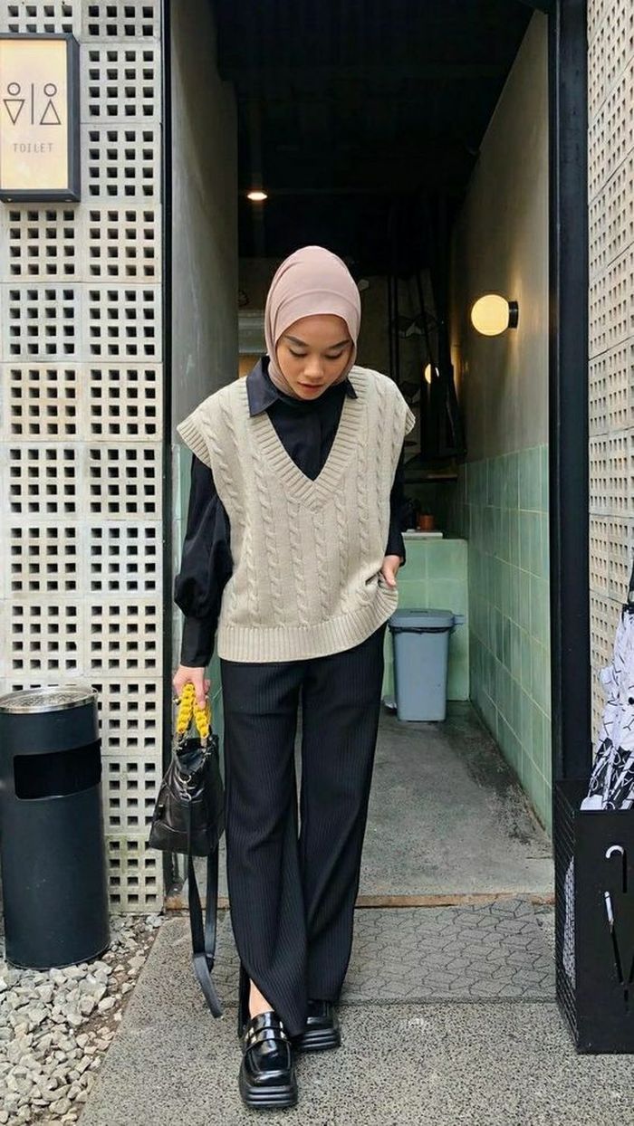 Kaleidoskop Tren Fashion Hijab 2023, Deretan Outfit Pakai Vest Rajut ...