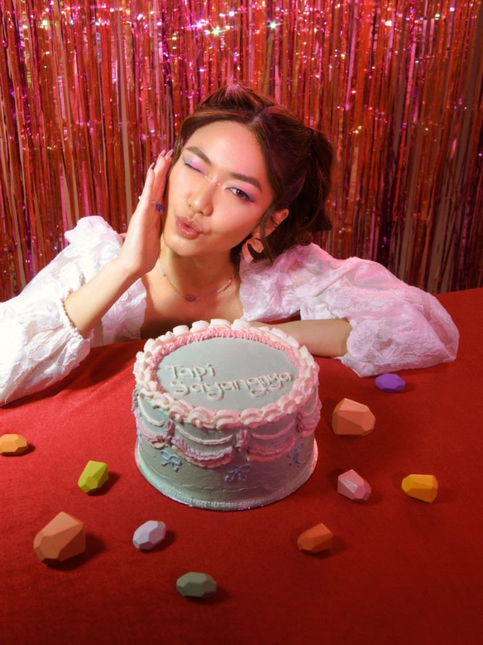 Hadir dalam 3 Versi Bahasa, Elma Dae Rilis Single Solo Perdana Berjudul ...