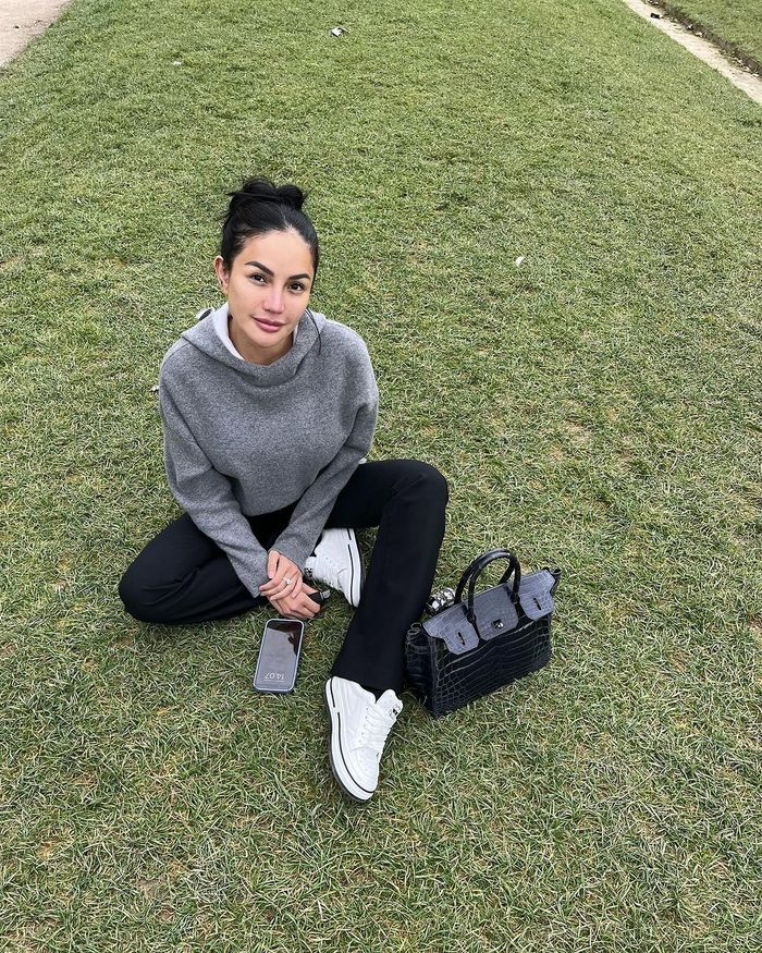 Padahal Harganya 2 Miliar, Nikita Mirzani Cuek Taro Tas Brandednya di ...