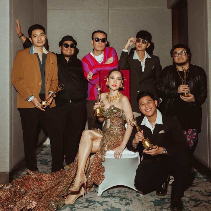 Bunga Citra Lestari Tampil Seksi dan Glamor Saat Borong Penghargaan AMI Awards 2023!