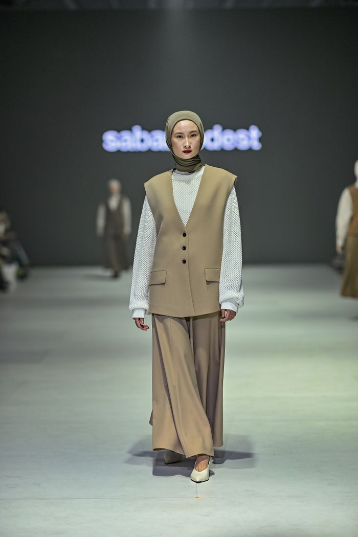 Tren Fashion Hijab 2024, Model Outer Vest Akan Jadi Favorit di Tahun ...