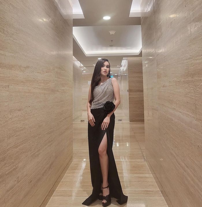 Janda Depok Sengaja Pamer Paha Bening, Gaya Ayu Ting Ting Pakai Rok belahan Tinggi Disorot - Stylo