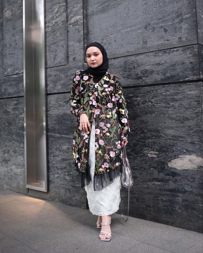 5 Outfit Hijab Warna Hitam untuk Kondangan. Elegan dan Mewah Banget ...