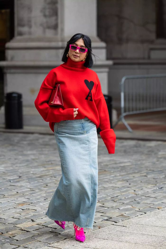 Referensi Outfit Rok Denim ala 90-an dari Fashionista yang Kini Kembali ...