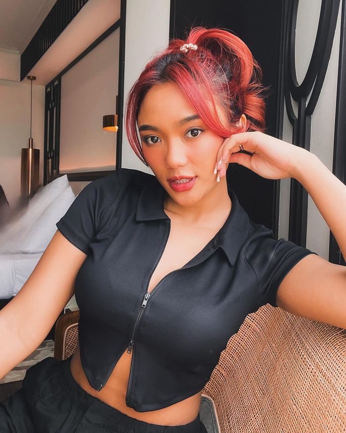 Sengaja Pamer Tato Saat di Kamar Hotel, Gaya Seksi Marion Jola Cuma Pakai Crop Top Jadi Omongan ...