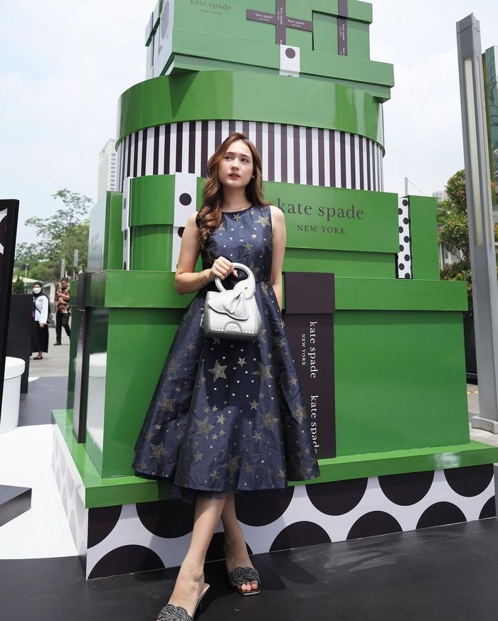 Terpaut Usia 9 Tahun, Tengok Potret Cantik dan Menawan Laura Moane ...
