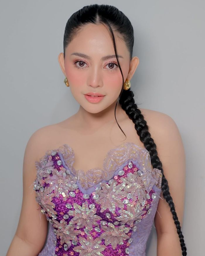 Janda Pamer Ketek Mulus Gaya Seksi Rachel Vennya Pakai Kemben Manik Manik Panen Komentar Stylo