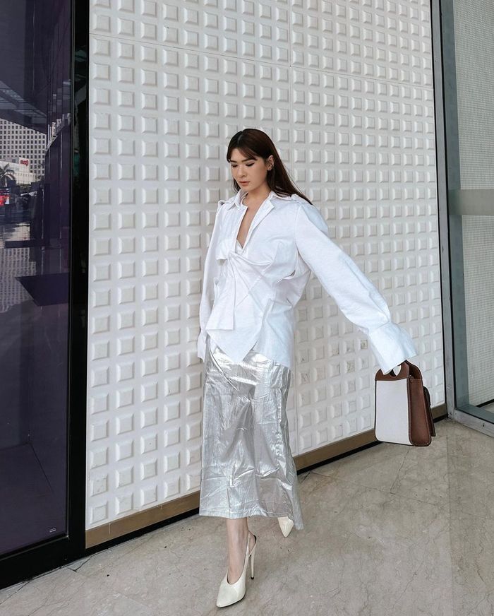7 Inspirasi Outfit Warna Silver yang Jadi Tren Tahun 2024. Kece Abis ...