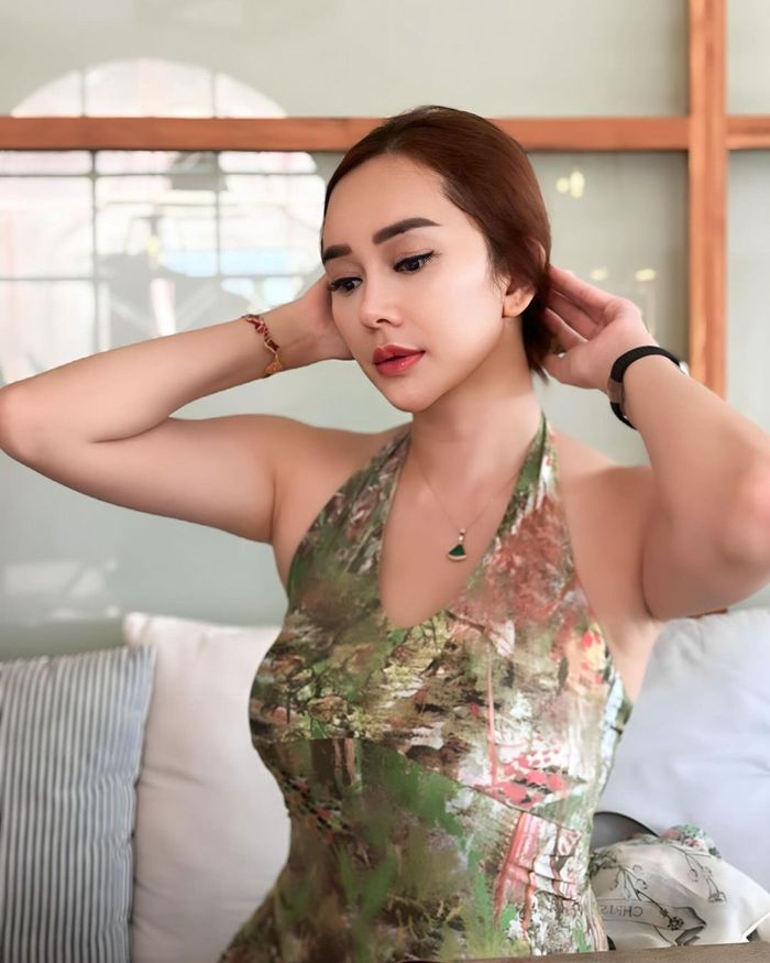 Ada yang Bulat Tapi Bukan Tekad, Foto Aura Kasih Pakai Busana Ketat Disorot Netizen - Semua ...