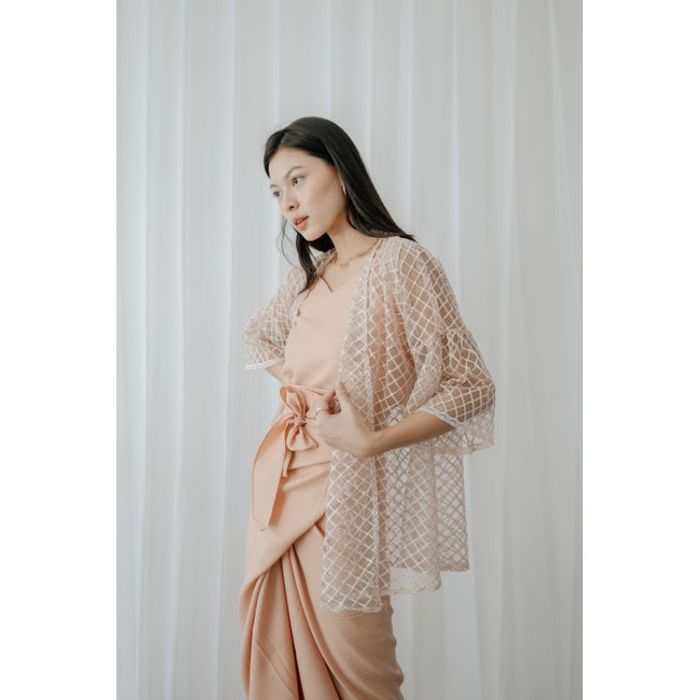 3 Rekomendasi Onlineshop Outer Brokat Terbaik, untuk Look Lebaran 2024 ...
