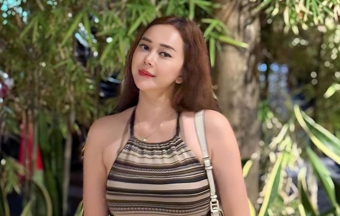Pamer Dililit Ular Putih, Aksi Aura Kasih saat Main Ular Bareng Putri Bulenya Ini Bikin Netizen ...