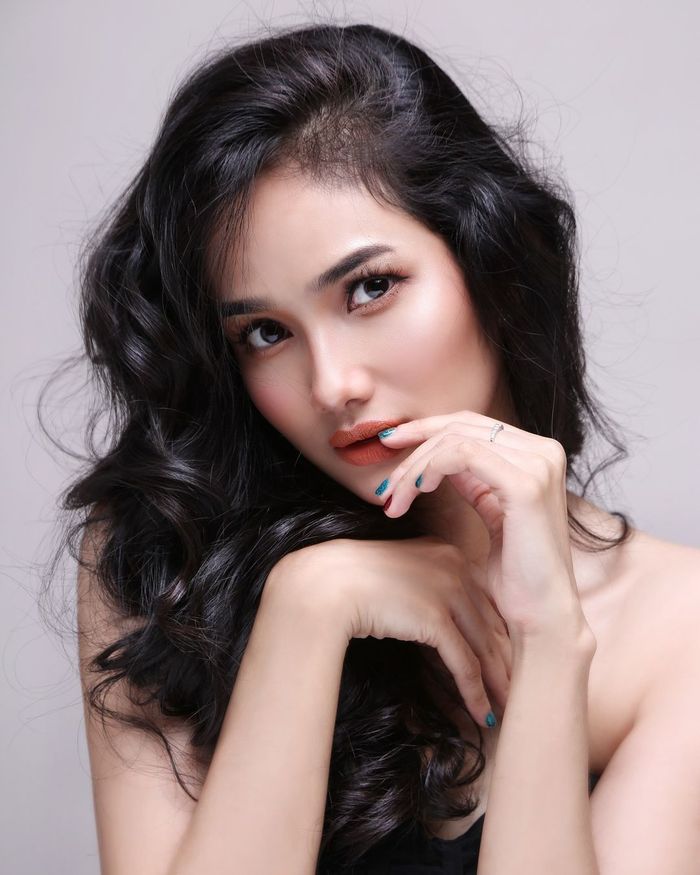 Bersinarnya Pesona Ibu Dua Anak, Faby Marcelia Tampil Menawan Kenakan ...