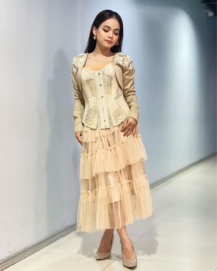 Pantas Dapat Uang Panai 2 Miliar, Putri DA Pamer Gaya Elegan Kenakan Baju Manggung Spektakuler